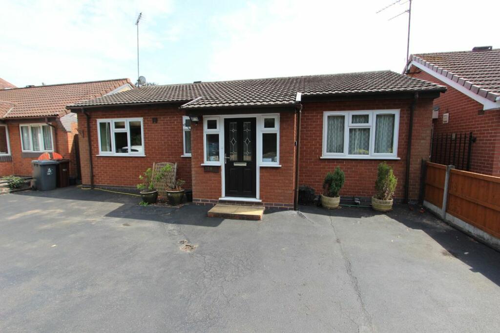 2 bedroom detached bungalow for sale in Henwood Road, Compton ...