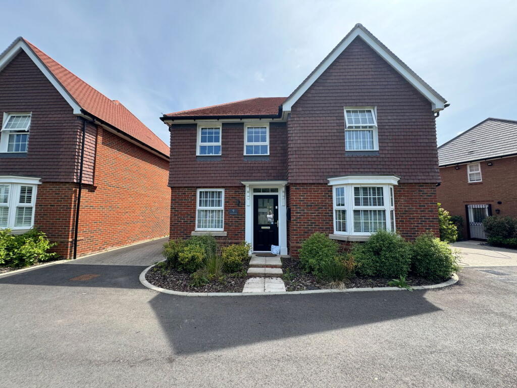4 bedroom detached house for sale in Staplehurst, Kent, TN12
