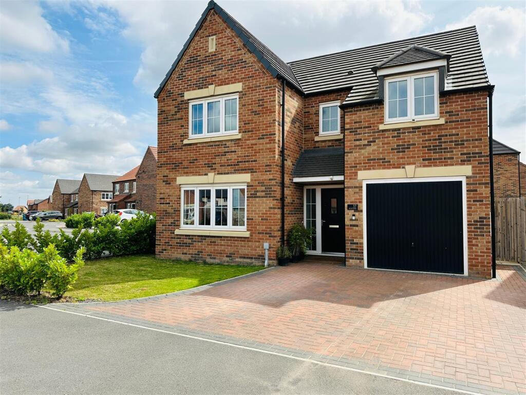 4 bedroom detached house for sale in Oliver Close, Howden, Goole, DN14