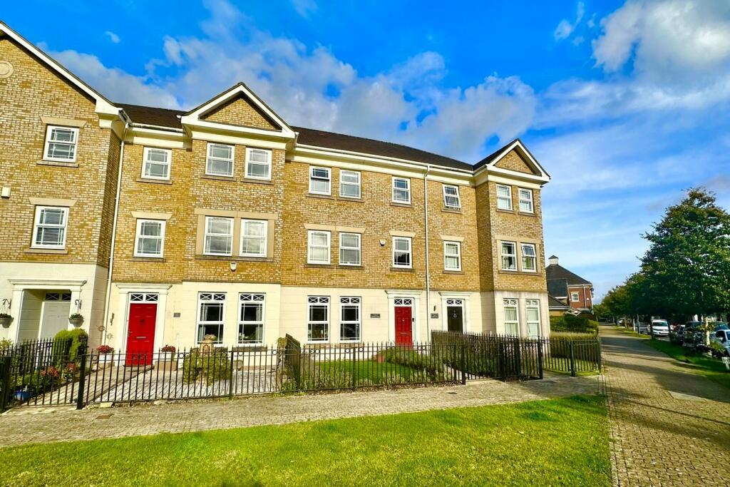 5 bedroom town house for sale in Earl of Chester Drive, DEEPCUT, GU16