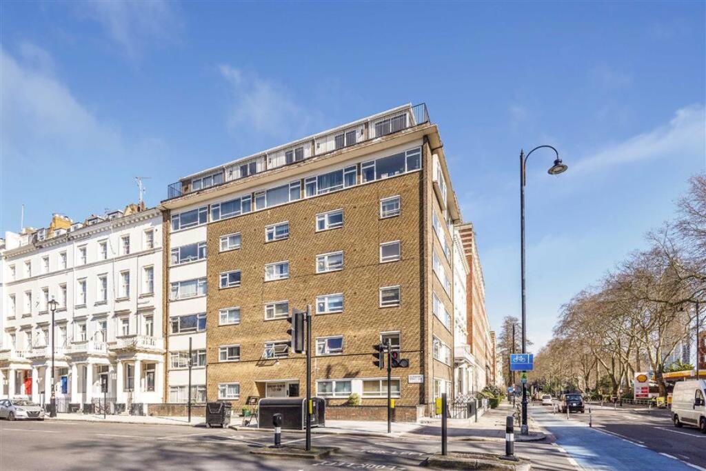 1 bedroom flat for sale in Grosvenor Road, London, SW1V