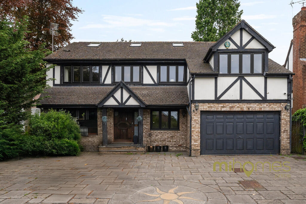 6 bedroom detached house for sale in Mountway, Potters Bar, EN6