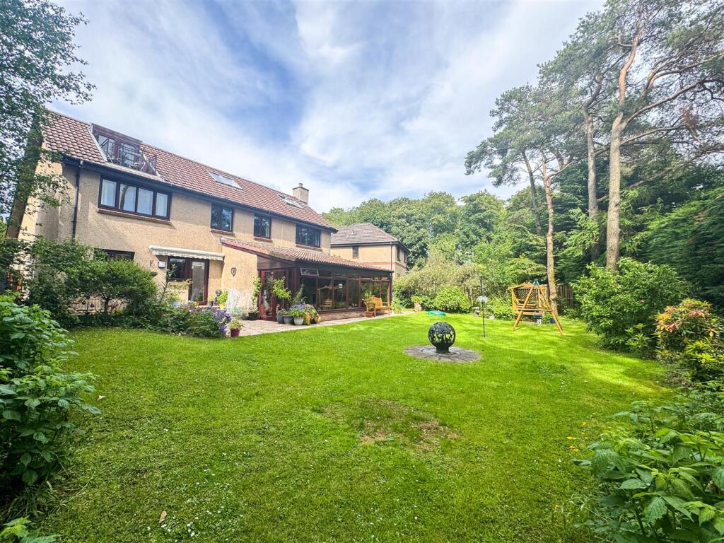 6 bedroom detached house for sale in Baird Gardens, Strathaven, ML10