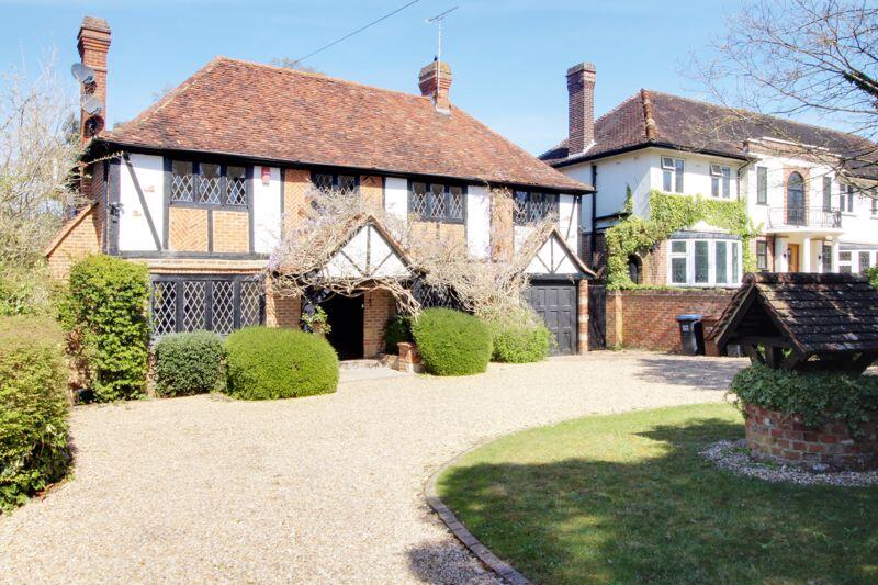 5 bedroom detached house for rent in Brookmans Avenue, Brookmans Park, AL9