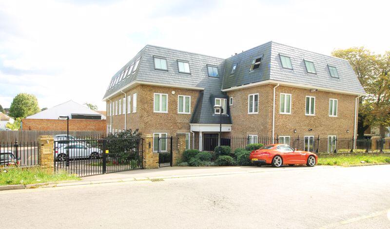 2 bedroom flat for rent in Station Road, Cuffley, EN6