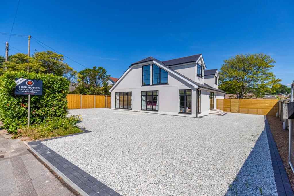 5 bedroom detached house for sale in Beacon Road, Broadstone, BH18