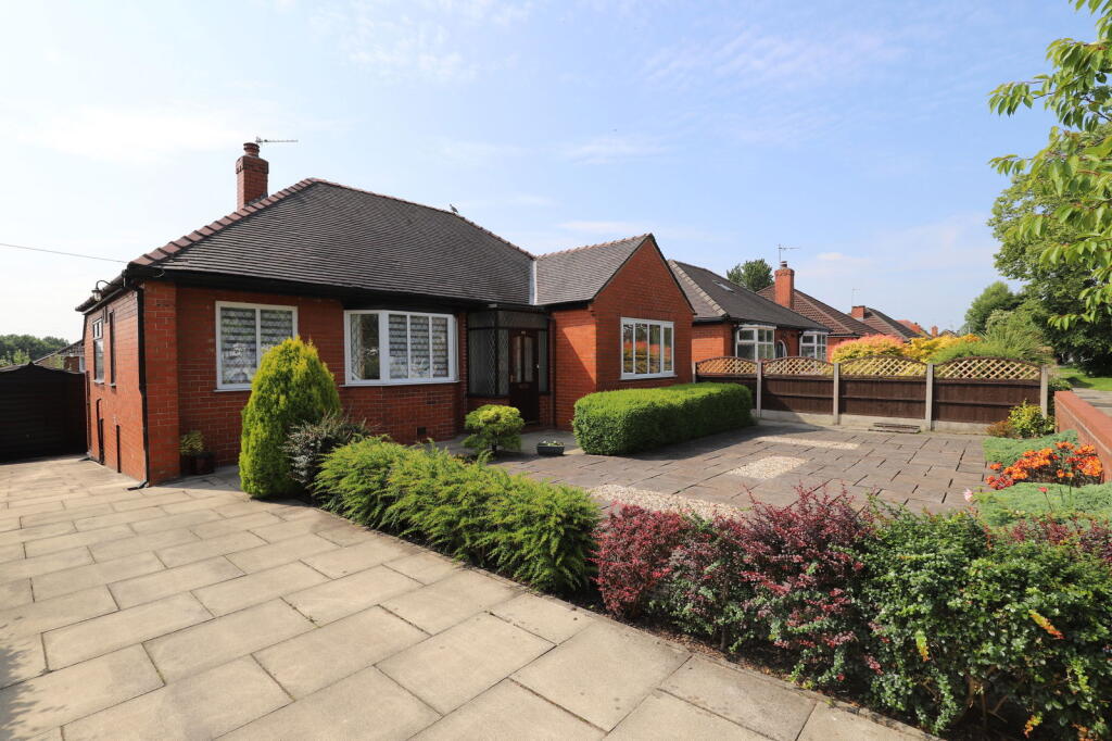 3 bedroom detached bungalow for sale in Bolton Road, Bury, BL8 2DJ, BL8