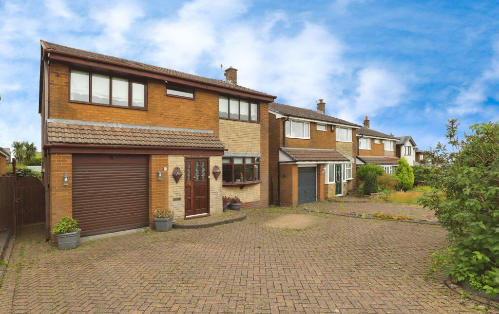 4 bedroom detached house for sale in Freckleton Drive, Bury, BL8 2JA, BL8