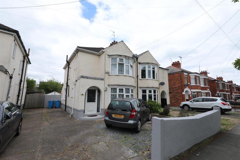 3 bedroom semi-detached house for sale in Hall Road, Hull, HU6