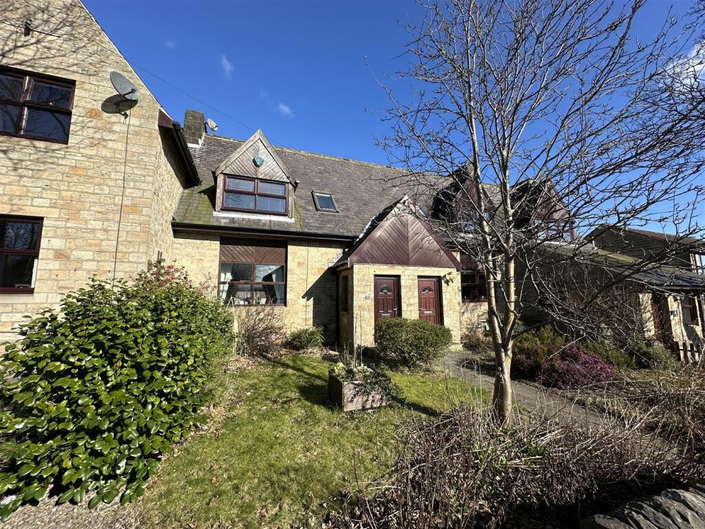 3 bedroom terraced house for sale in Savile Court, Mirfield, WF14