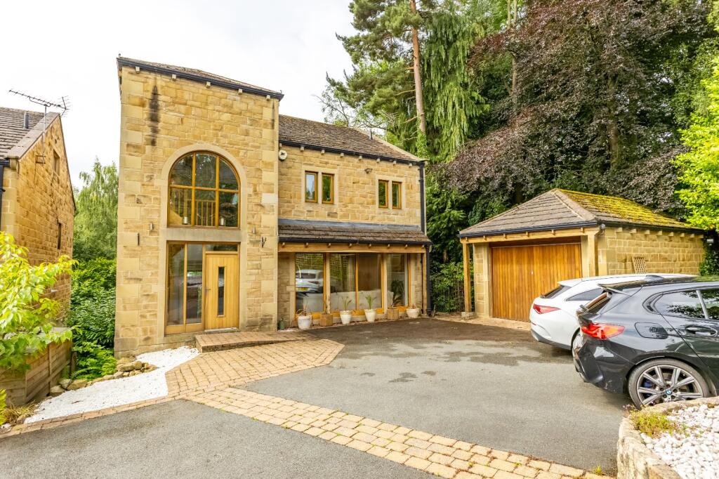 4 bedroom detached house for sale in Hebble Court, Holmfirth, HD9