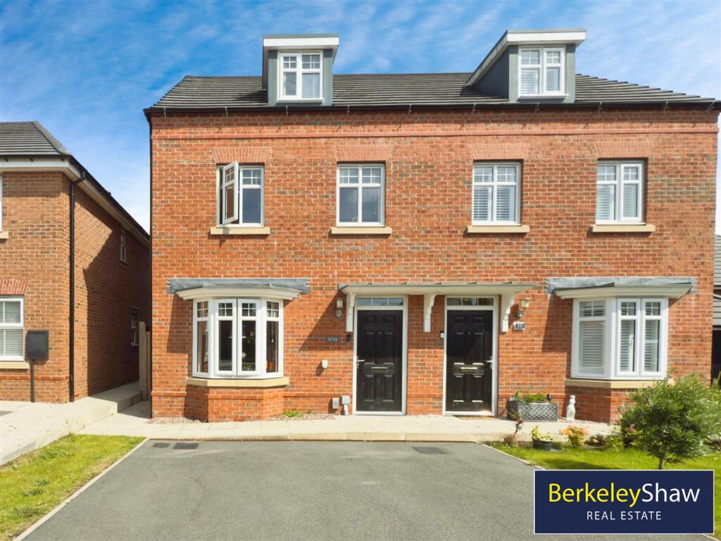 3 bedroom town house for sale in Drey Close, Formby, Liverpool, L37