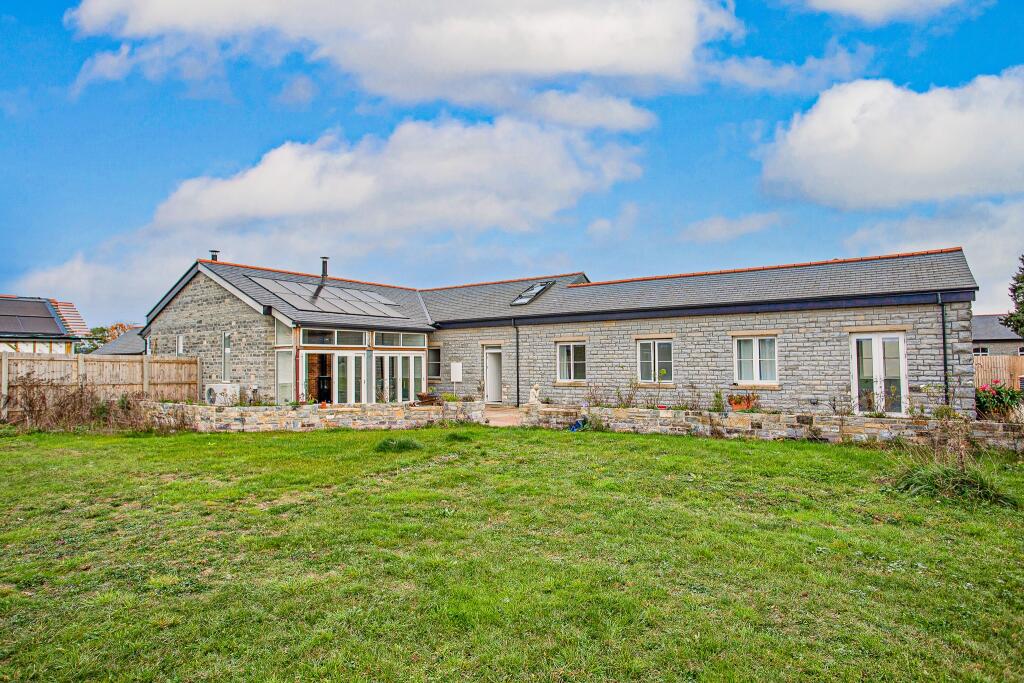 5 bedroom bungalow for sale in Watts Quarry Lane, Somerton, Somerset, TA11