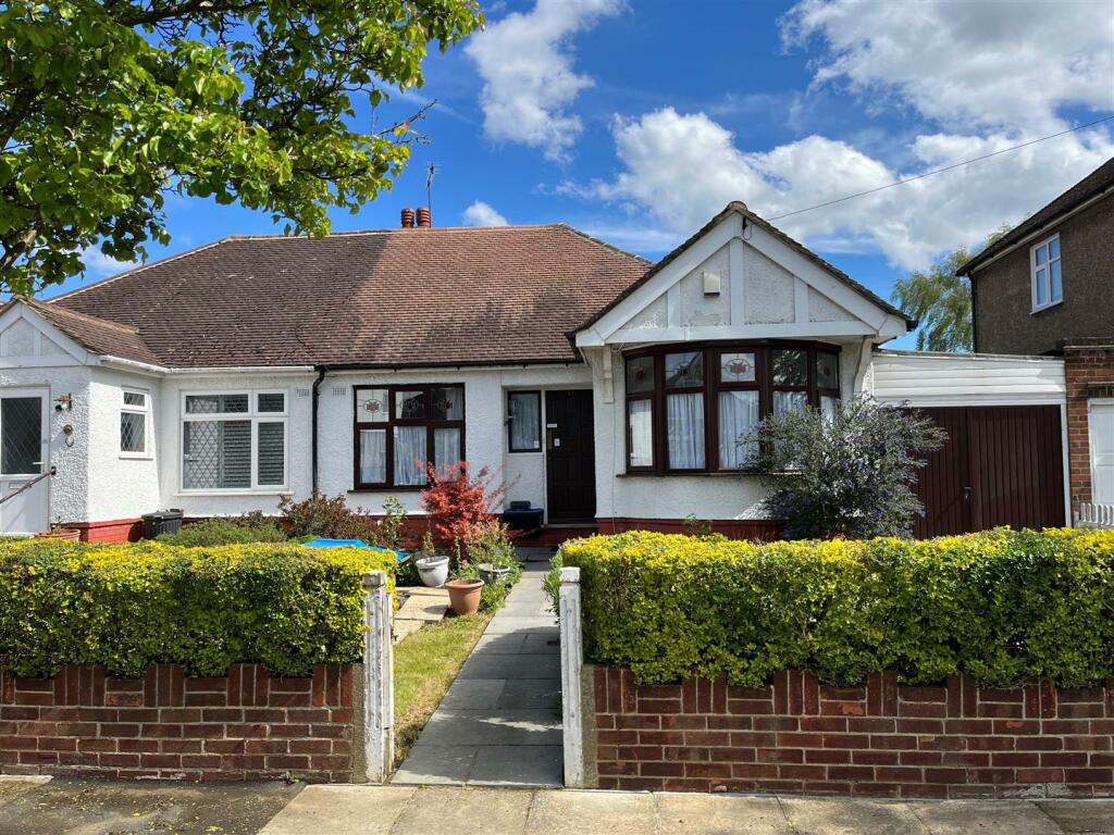3 Bedroom Bungalow For Sale In Albemarle Avenue Whitton Tw2