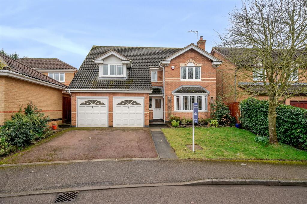 4 bedroom detached house for sale in Belle Baulk, Towcester, NN12