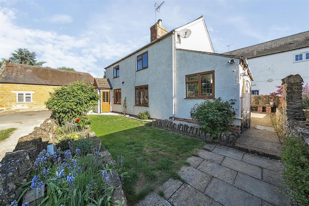 3 bedroom detached house for sale in High Street, Gayton, NN7