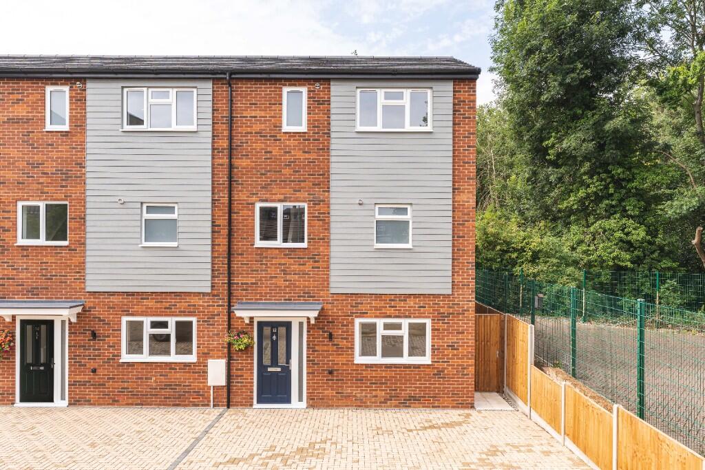 3 bedroom town house for sale in Spring Drive, Stevenage, Hertfordshire ...