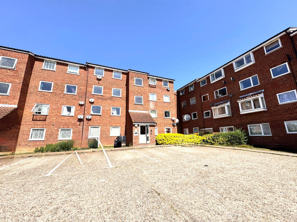 2 bedroom flat for rent in Makepeace Road, Northolt, Middlesex, UB5