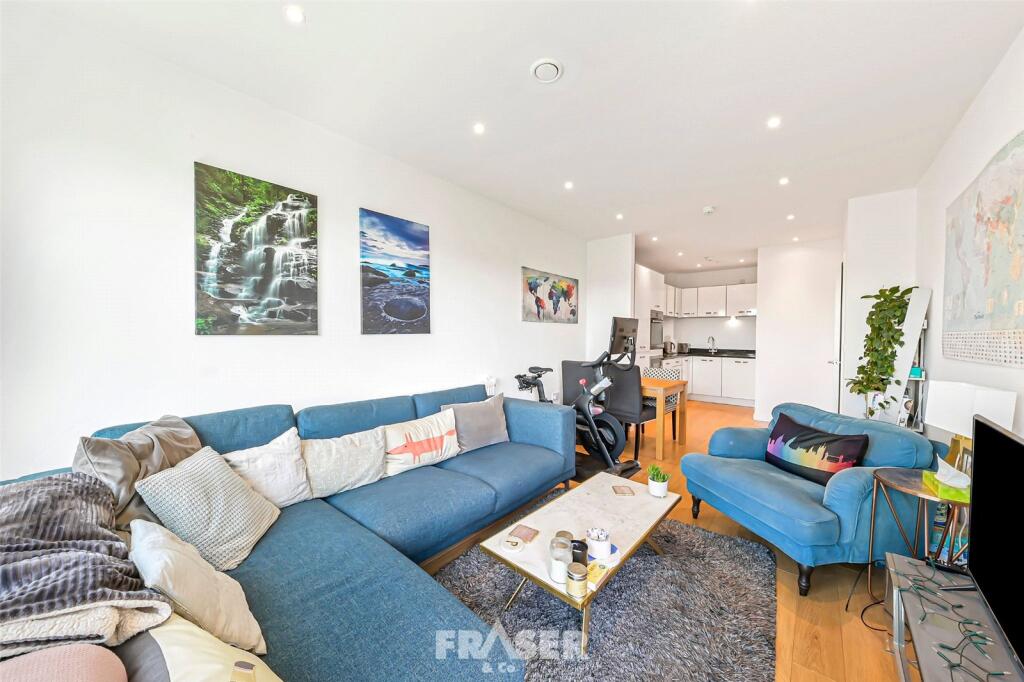 1 bedroom flat for sale in Atkins Square, Hackney, E8
