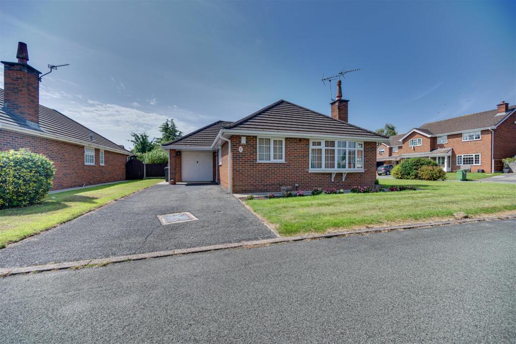 2 bedroom detached bungalow for sale in Johnson Close, Mossley ...