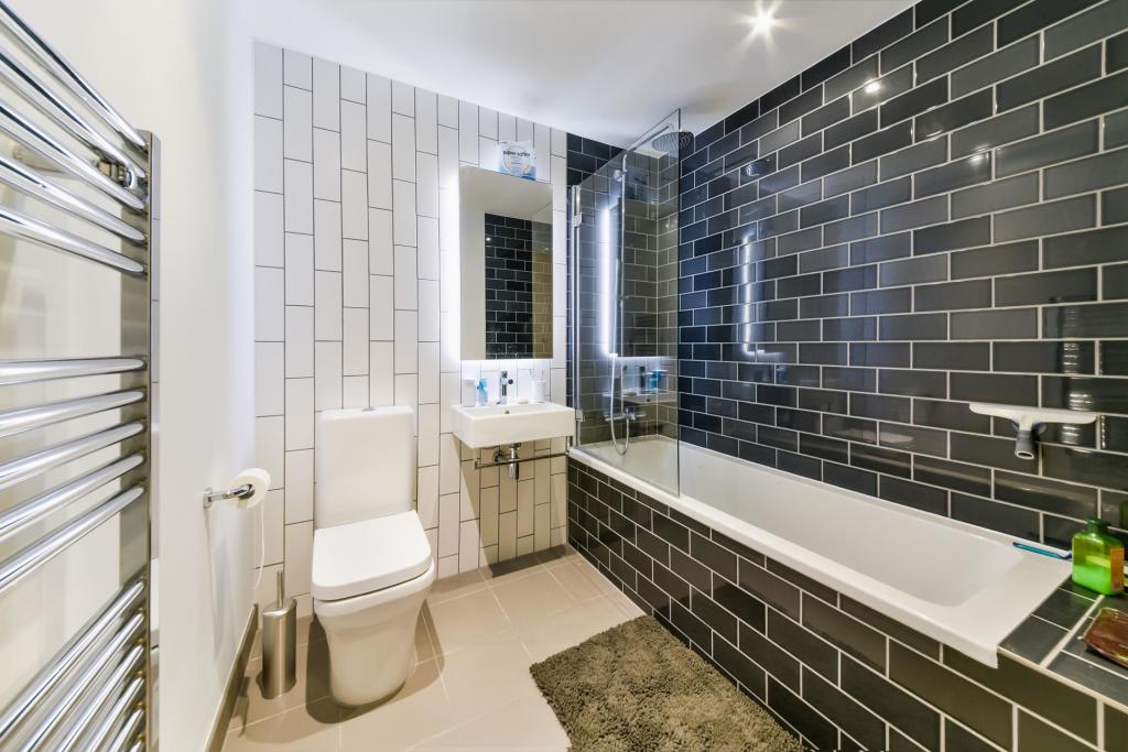 1 bedroom apartment for sale in Pendant Court, Royal Wharf, London, E16