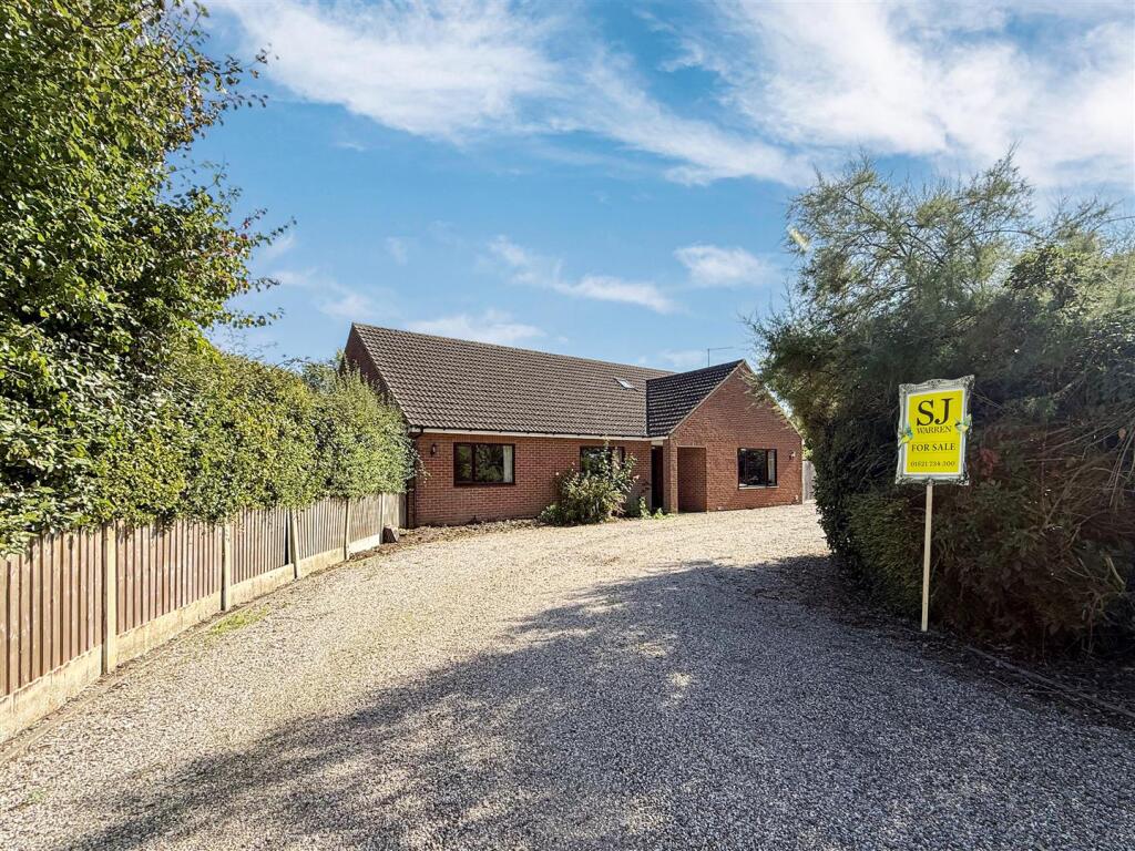 6 bedroom detached bungalow for sale in Burnham Road, Althorne ...