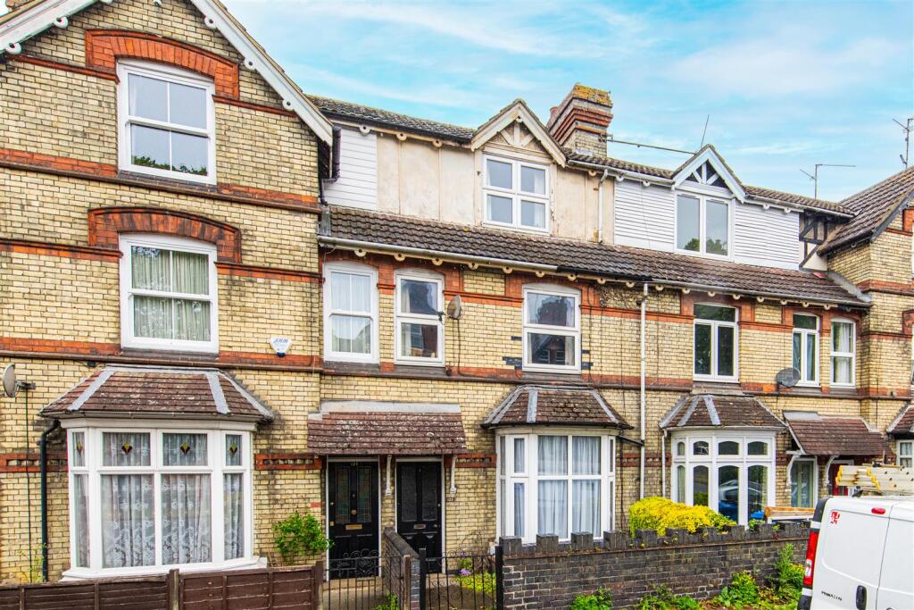 3 bedroom terraced house for sale in Rockingham Road, Kettering, NN16