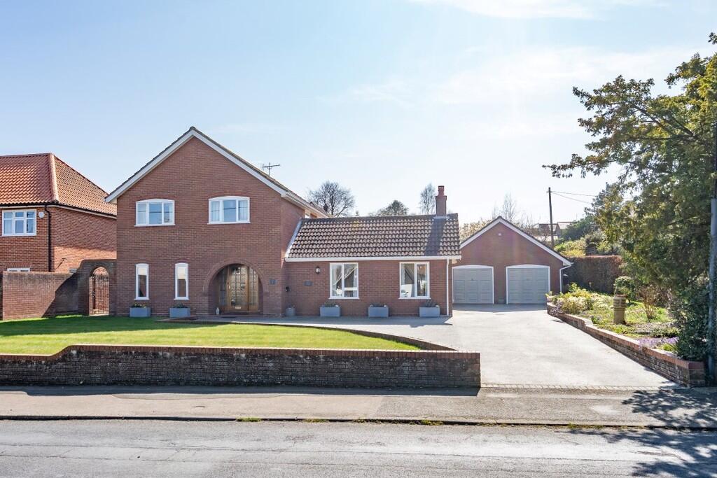 4 bedroom detached house for sale in Ashmans Road, Beccles, NR34