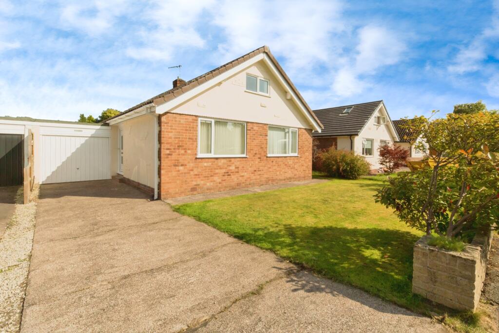 2 bedroom bungalow for sale in Lea Avenue, Goostrey, Crewe, Cheshire, CW4