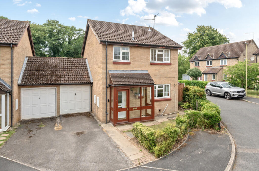 3 bedroom detached house for sale in Abbotts Way, Bishop's Stortford ...