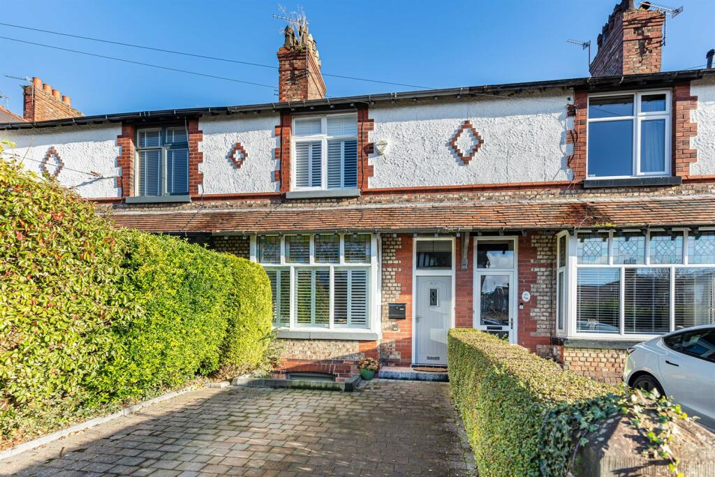 3 bedroom terraced house for sale in Avon Road, Hale, Altrincham, WA15