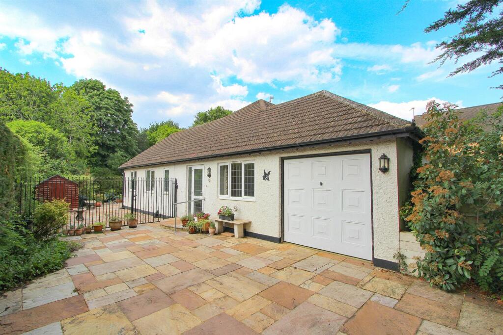 4 bedroom detached bungalow for sale in Croydon Road, Wallington, SM6