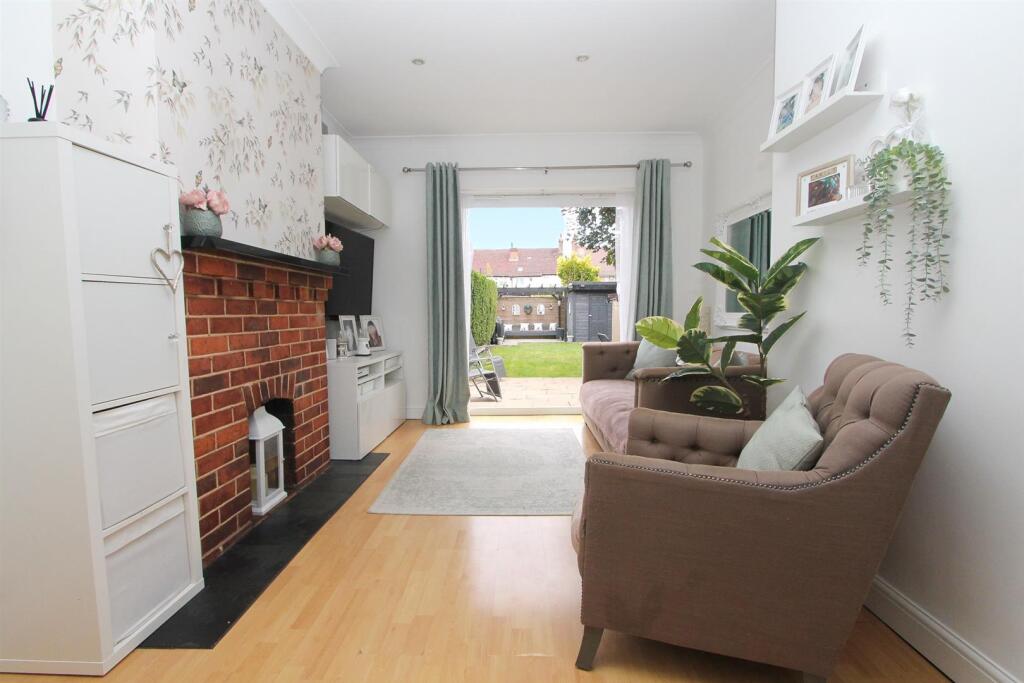 2 bedroom maisonette for sale in Longfield Avenue, Wallington, SM6