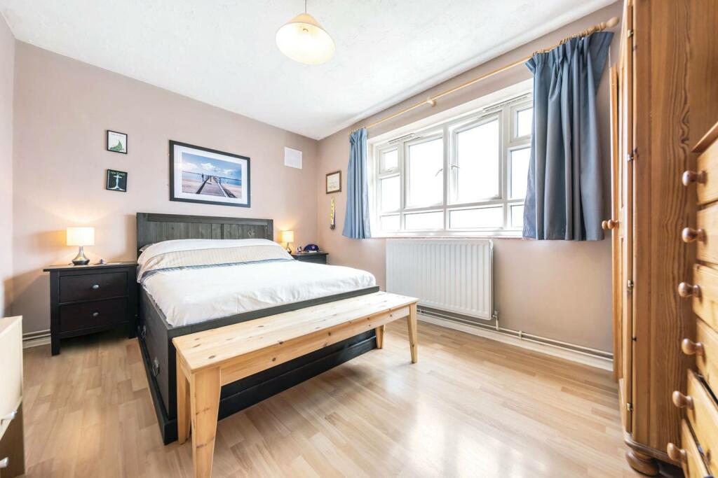 3 bedroom flat for rent in Horne Way, West Putney, London, SW15