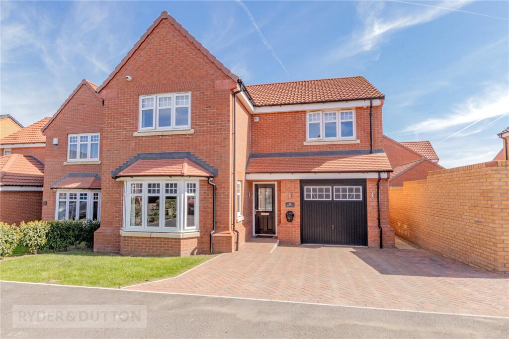 4 bedroom detached house for sale in Highfield Close, Fixby ...