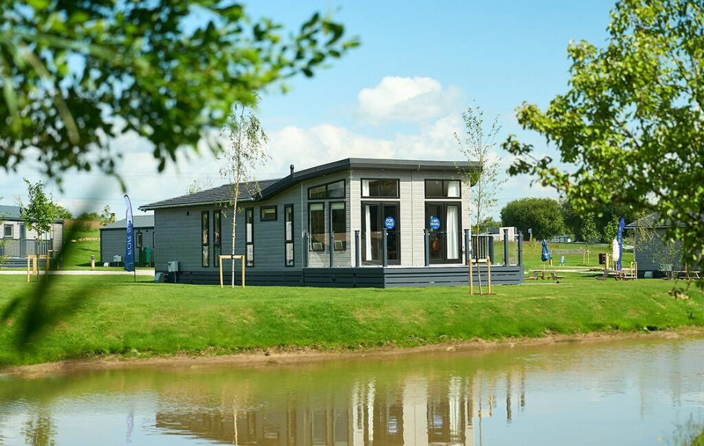 2 bedroom lodge for sale in New Road, SP5 2AZ, SP5