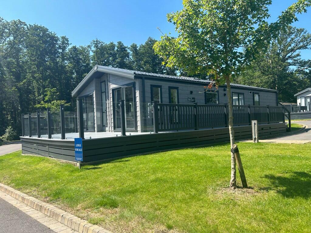 3 bedroom lodge for sale in New Road, SP5 2AZ, SP5