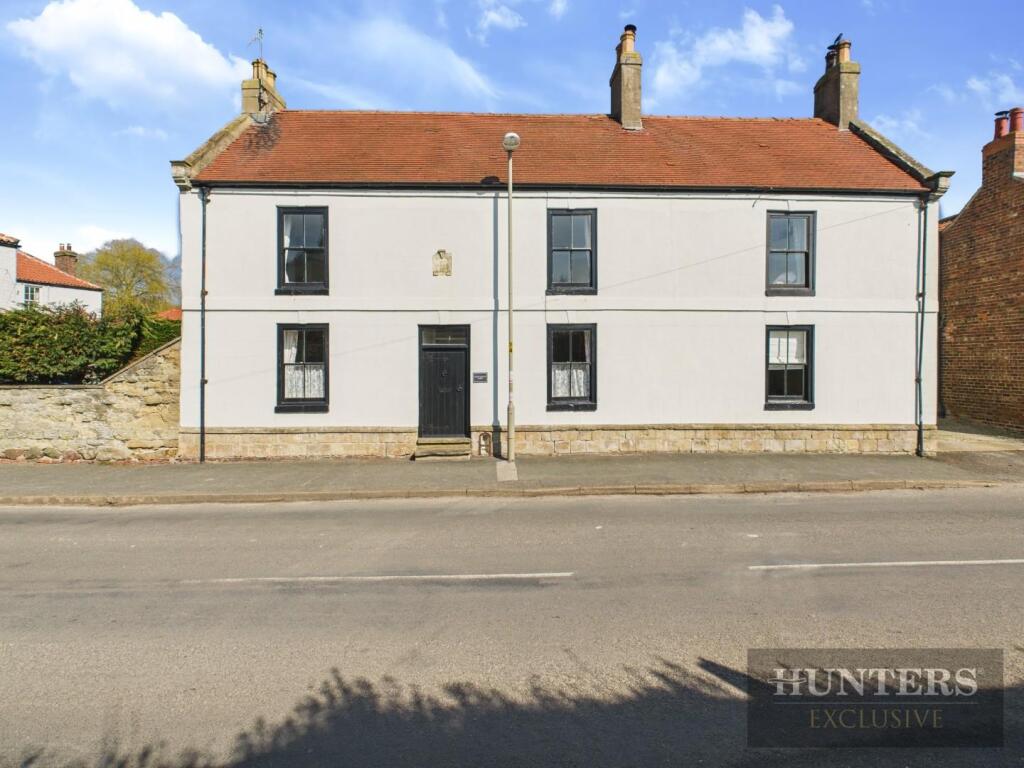 5 bedroom detached house for sale in West Street, Muston, Filey, YO14