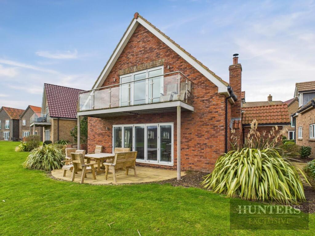 4 bedroom detached house for sale in Britannia Drive, Filey, YO14