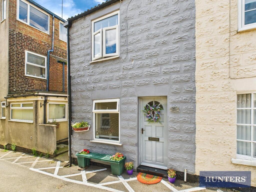 2 bedroom end of terrace house for sale in Cliffords Terrace, Filey, YO14