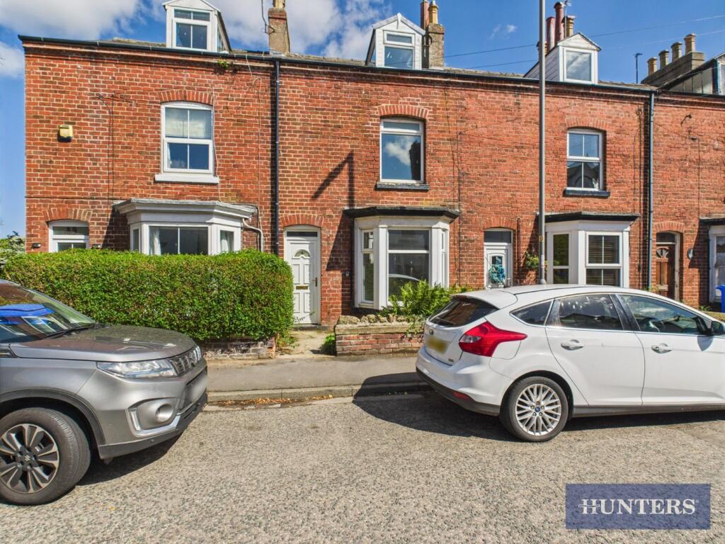 3 bedroom terraced house for sale in West Avenue, Filey, YO14