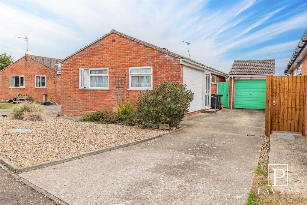 2 bedroom detached bungalow for sale in Grimston Way, Walton On The ...