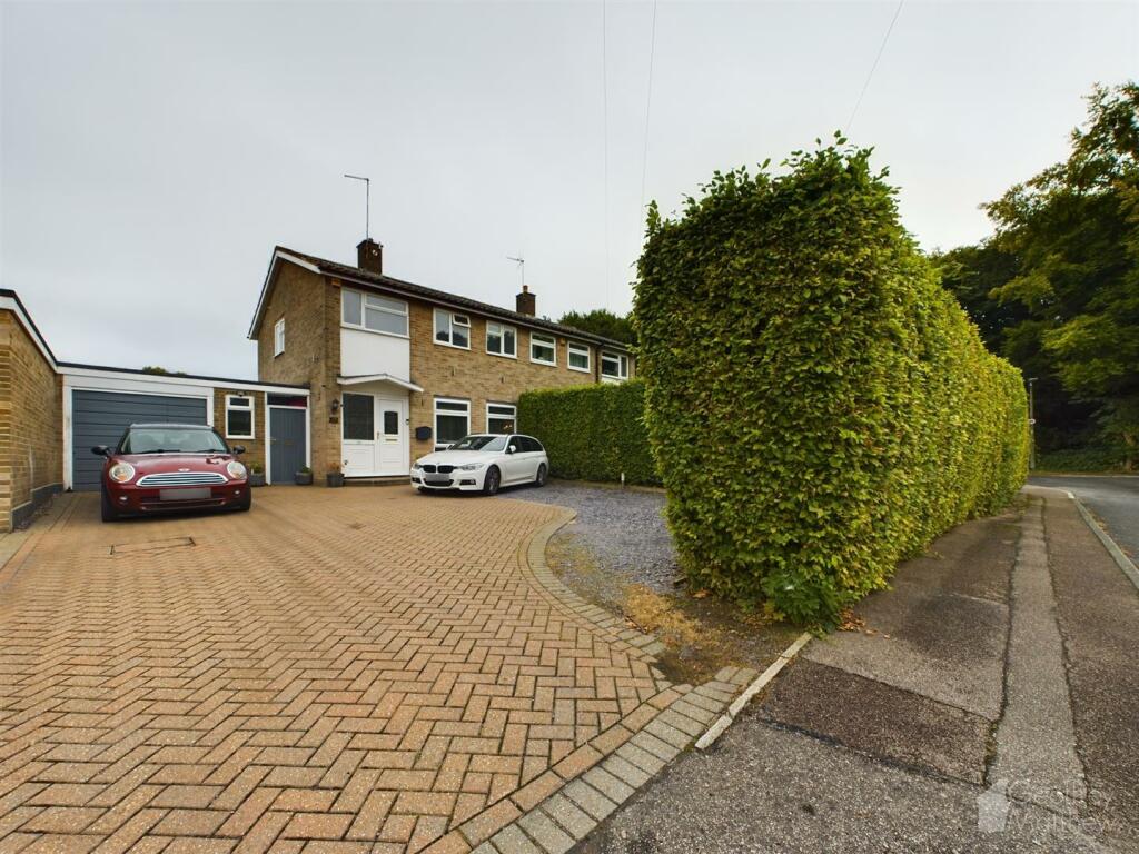 3 Bedroom Semi Detached House For Sale In Dunn Close Monkswood