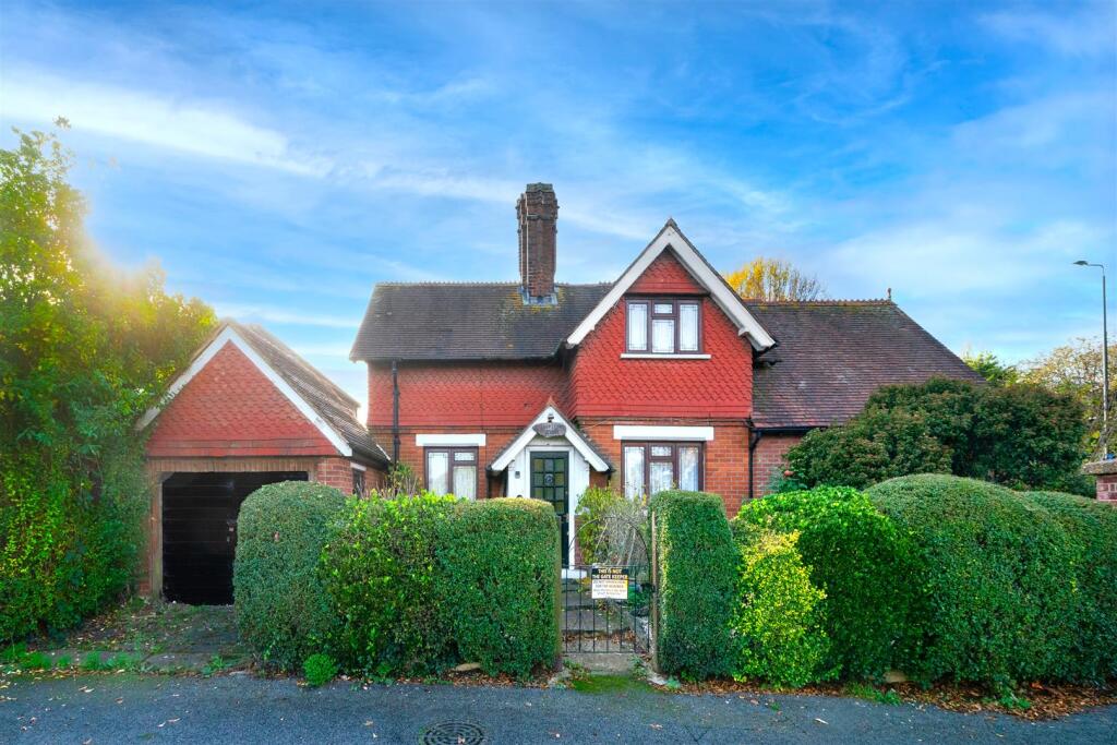 4 bedroom detached house for sale in Bishopsfords Lodge, Morden, SM4