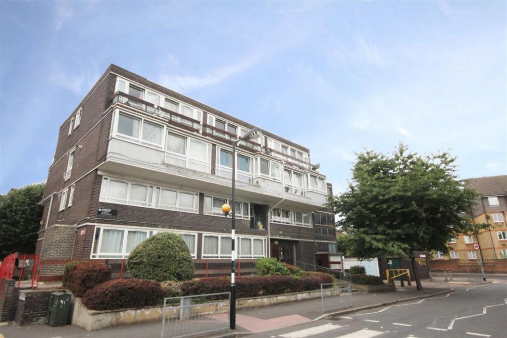 4 bedroom flat for rent in Longland Court, SE1