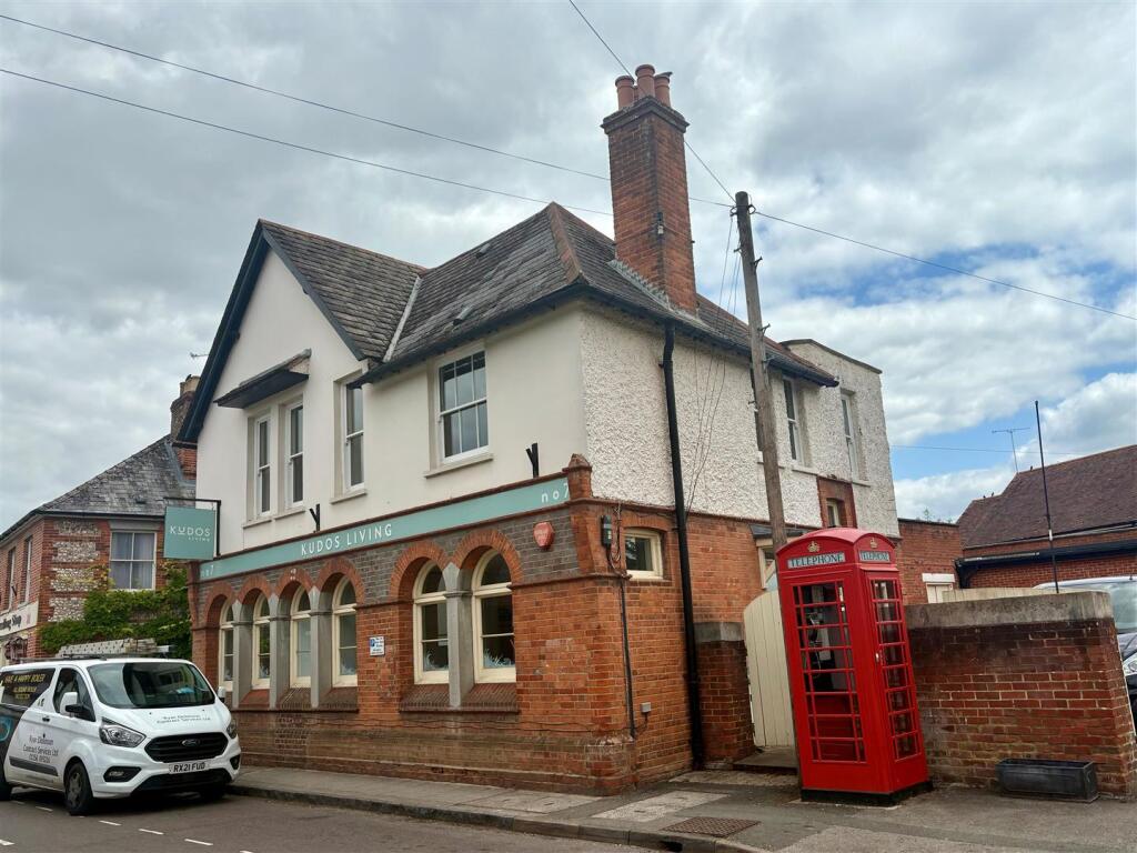 3 bedroom flat for rent in Church Street, Whitchurch, RG28