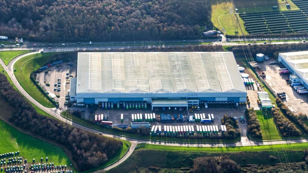 Distribution warehouse to lease in DC2 Victoria Park, 1-5 Claudius Way ...