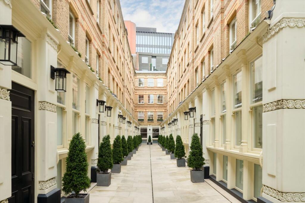 2 bedroom flat for sale in Dyer's Buildings, Holborn, EC1N