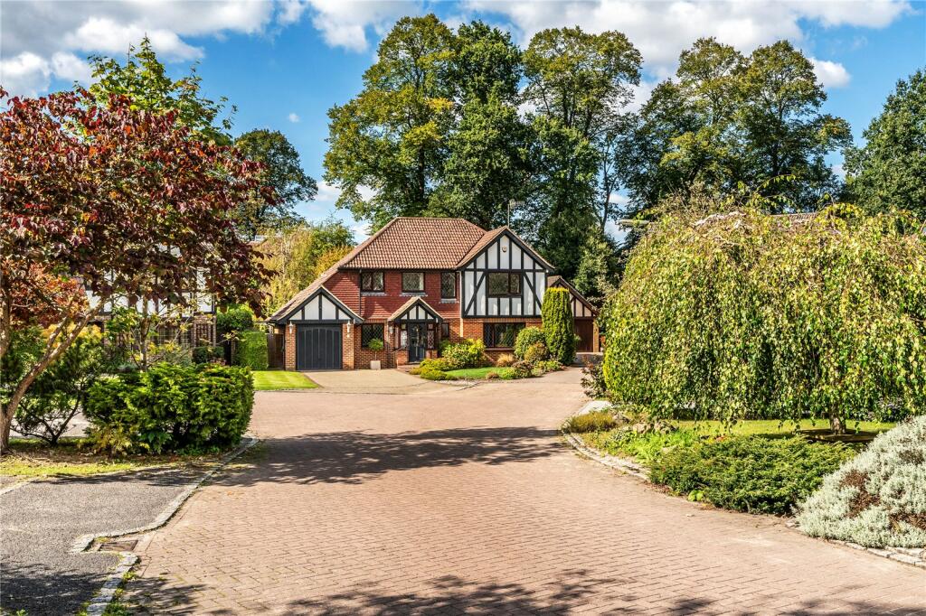 4 bedroom detached house for sale in Wesley Close, Reigate, Surrey, RH2