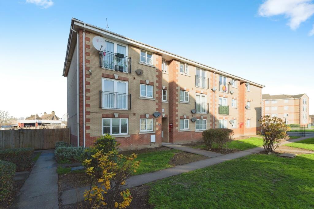 2 bedroom flat for sale in Dock Road, Tilbury, RM18